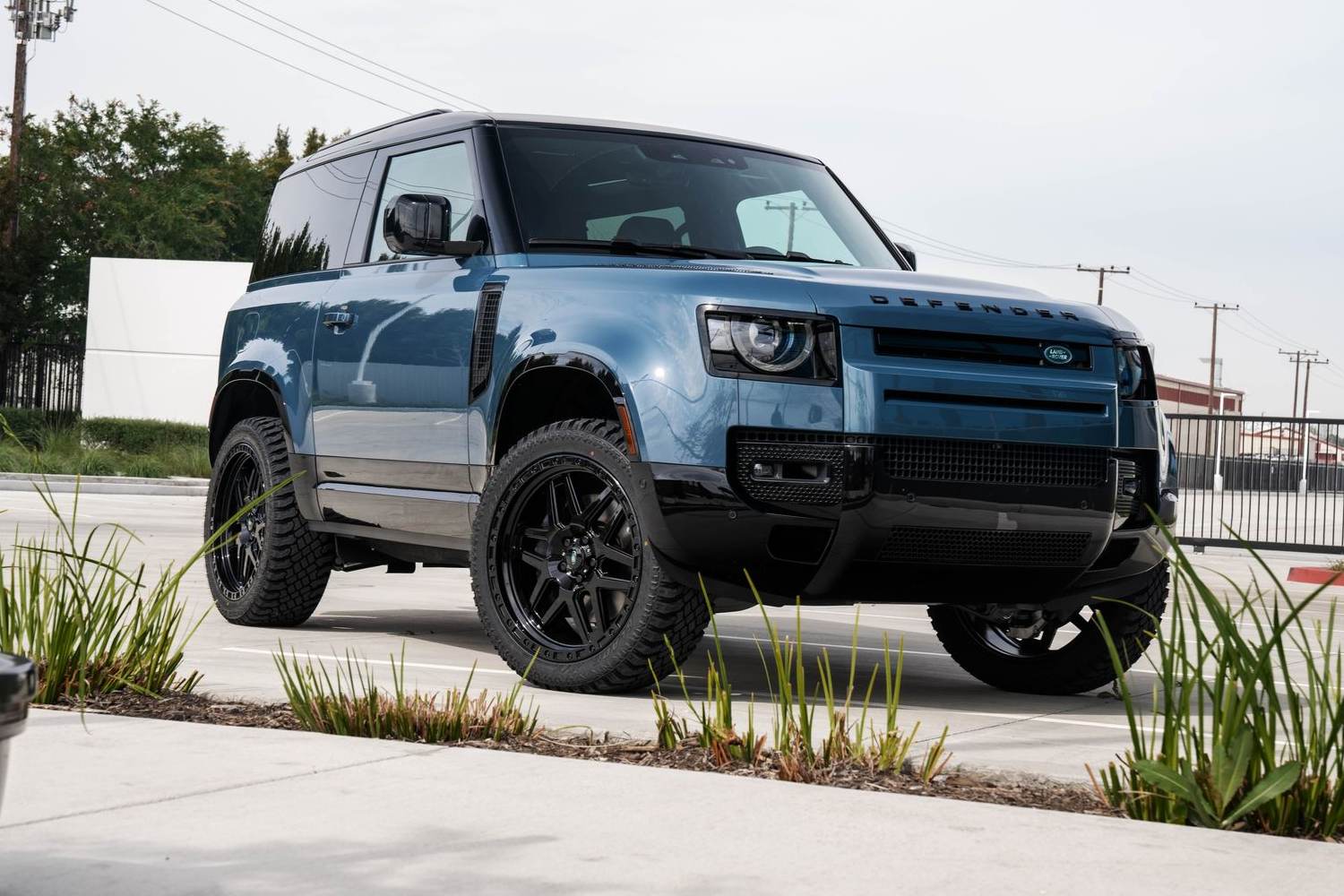 Mantra Wheels for Land Rover Defender Blue Seamak 22″ Gloss Black ⋆ ...
